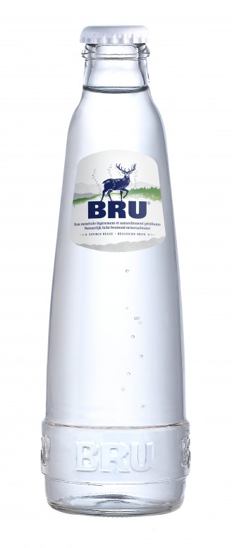 Natuurlijk, licht bruisend Belgisch mineraalwater, in een glazen fles