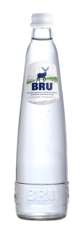 Natuurlijk, licht bruisend Belgisch mineraalwater, in een glazen fles